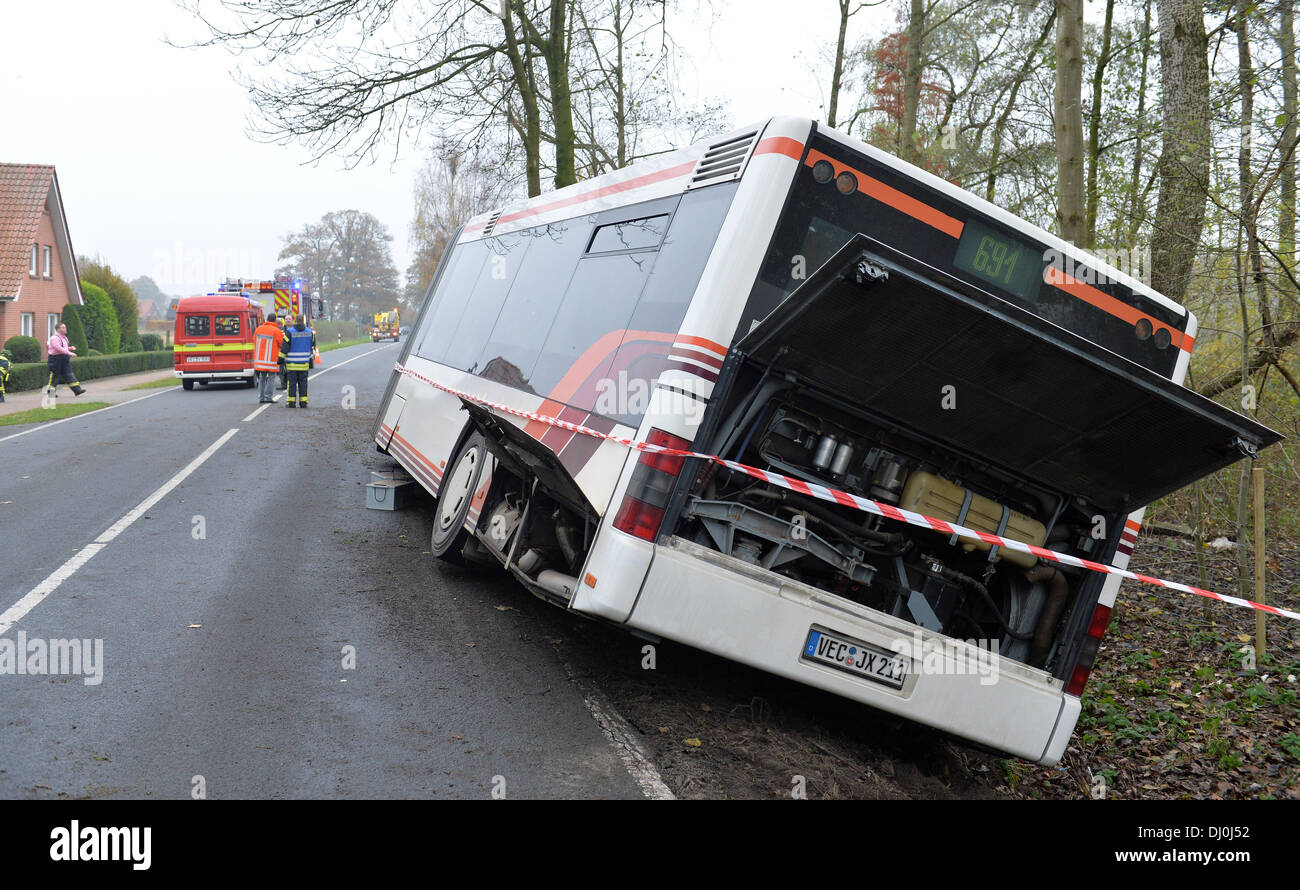 Vechta, Germany. 18th Nov, 2013. The school bus has hit a tree in an ...