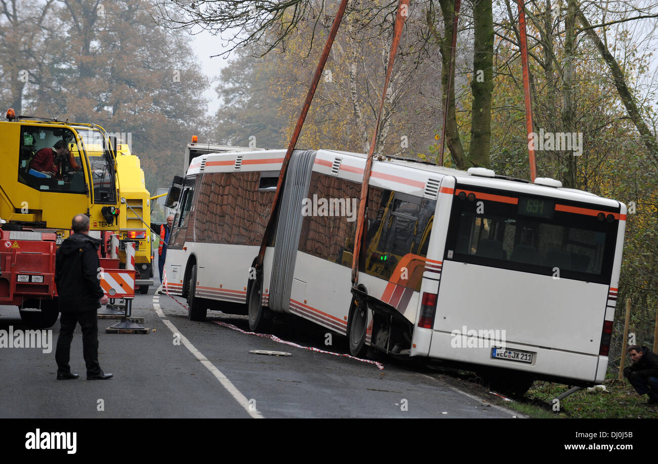 Vechta, Germany. 18th Nov, 2013. A breakdown service prepares a school ...