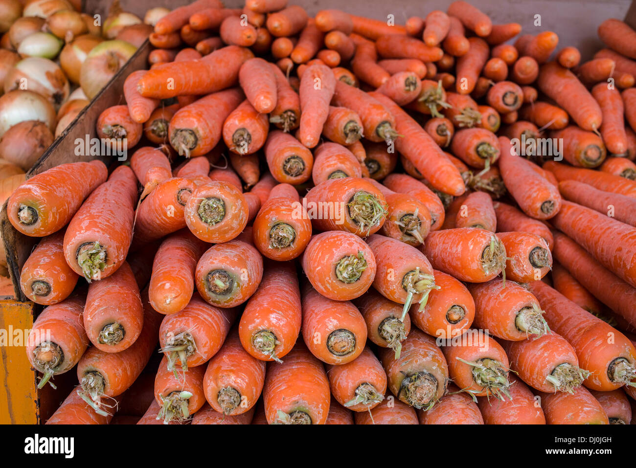 A stack of fresh ripe carrots at a market stall Stock Photo - Alamy