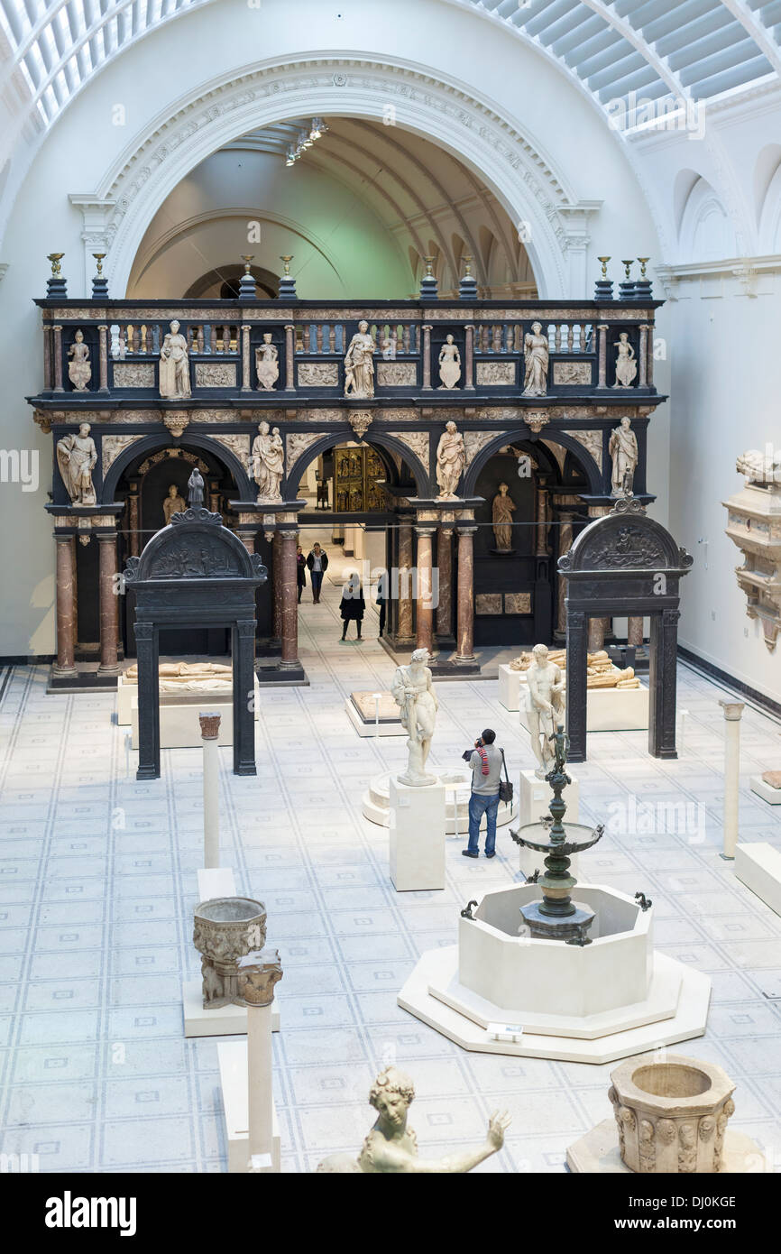 The atrium of the Victoria & Albert Museum in London, England Stock ...
