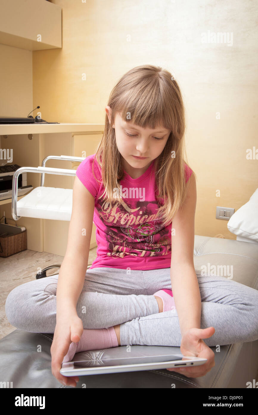 little girl with ipad Stock Photo - Alamy