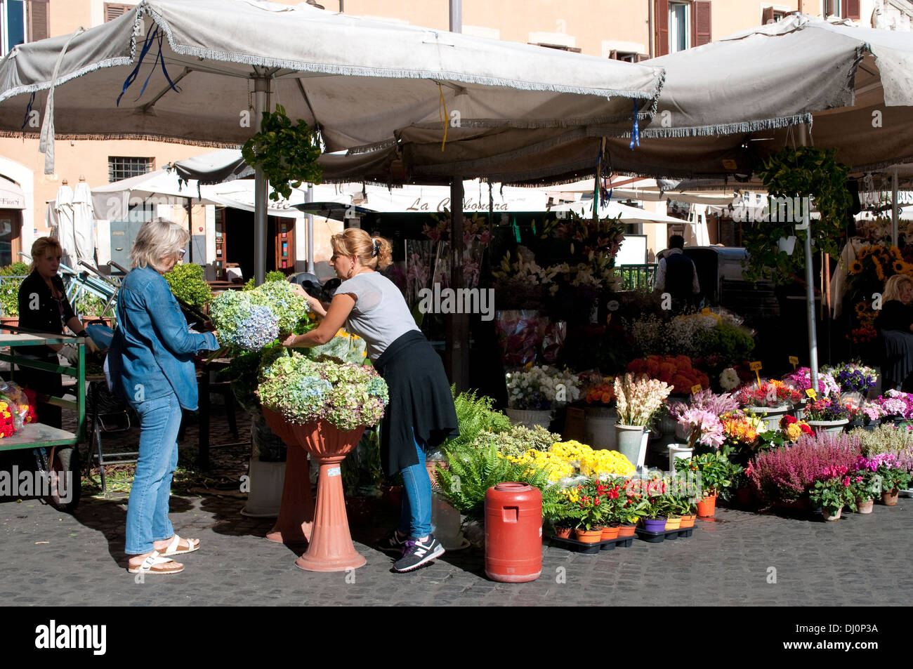 Old woman selling flowers market hi-res stock photography and images ...