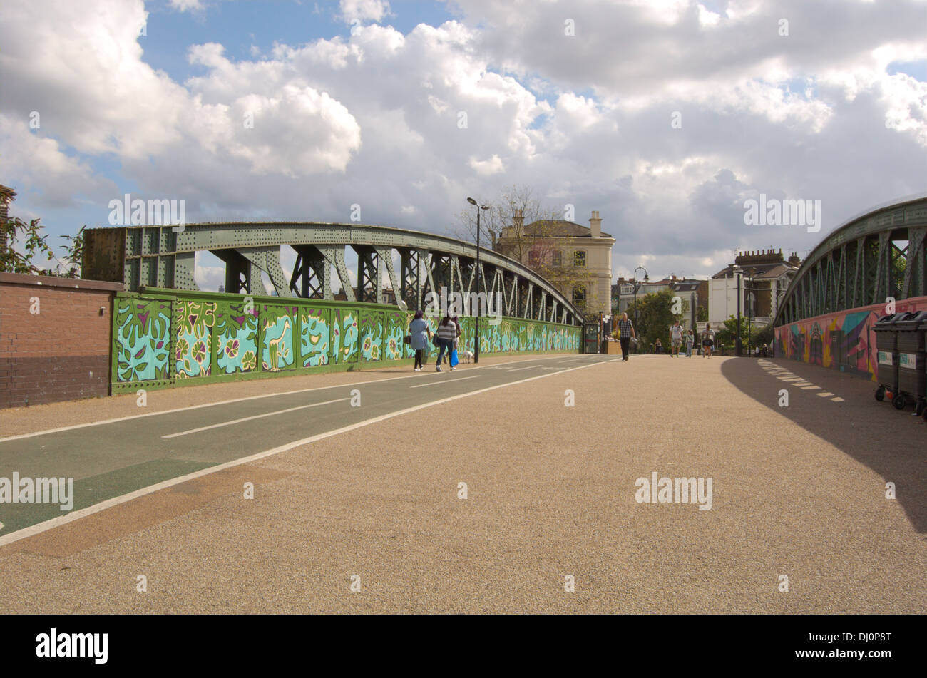 Pedestrian bridge over railway line hi-res stock photography and images ...