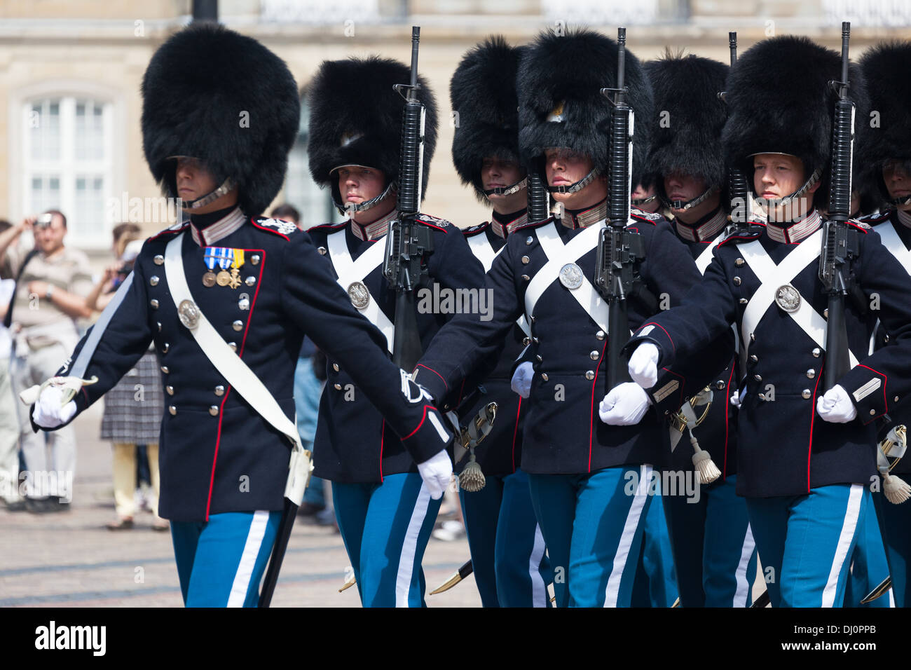 Amalienborg palace danish royal family copenhagen denmark life guards soldiers hi-res stock ...