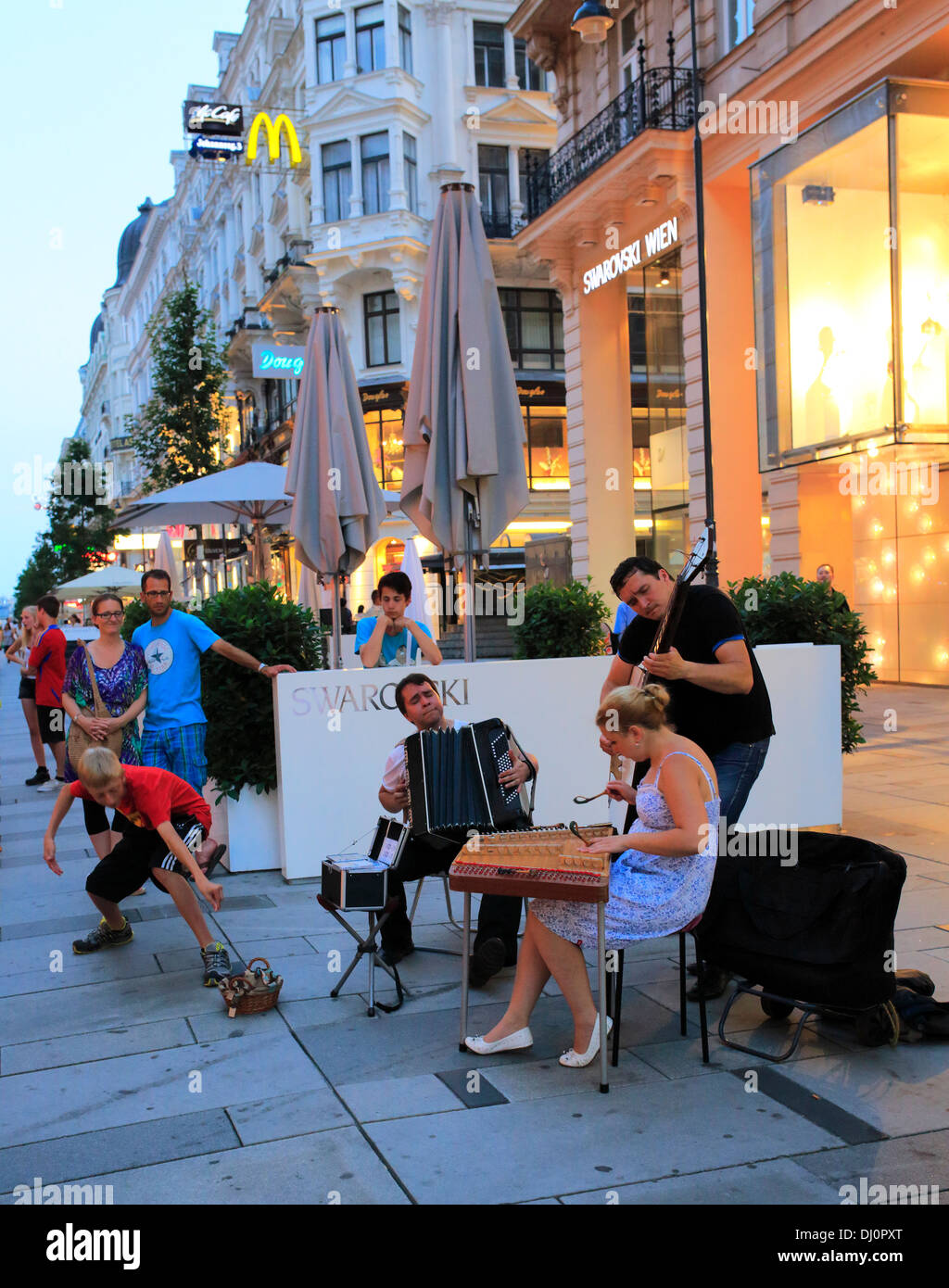 Vienna austria street musicians hi-res stock photography and images - Alamy