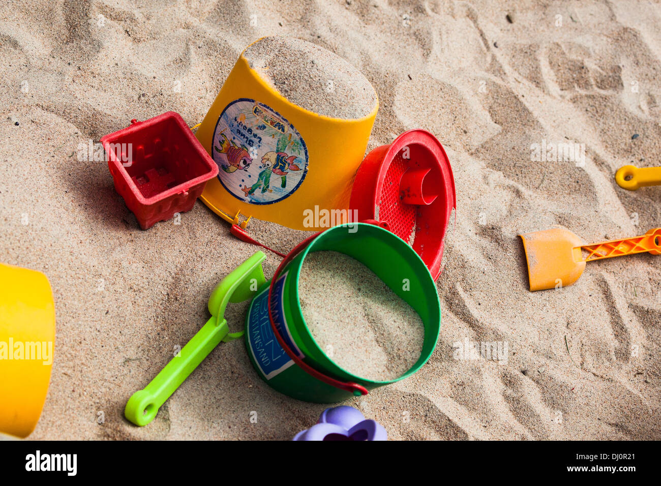 Children bucket and spades hi-res stock photography and images - Alamy