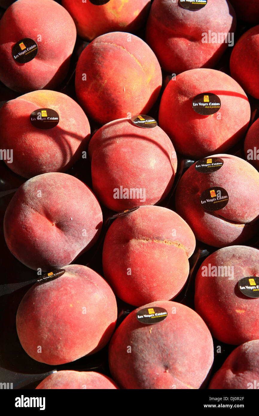 Peaches on market stall at Place des Pilotes, St Valery sur Somme ...