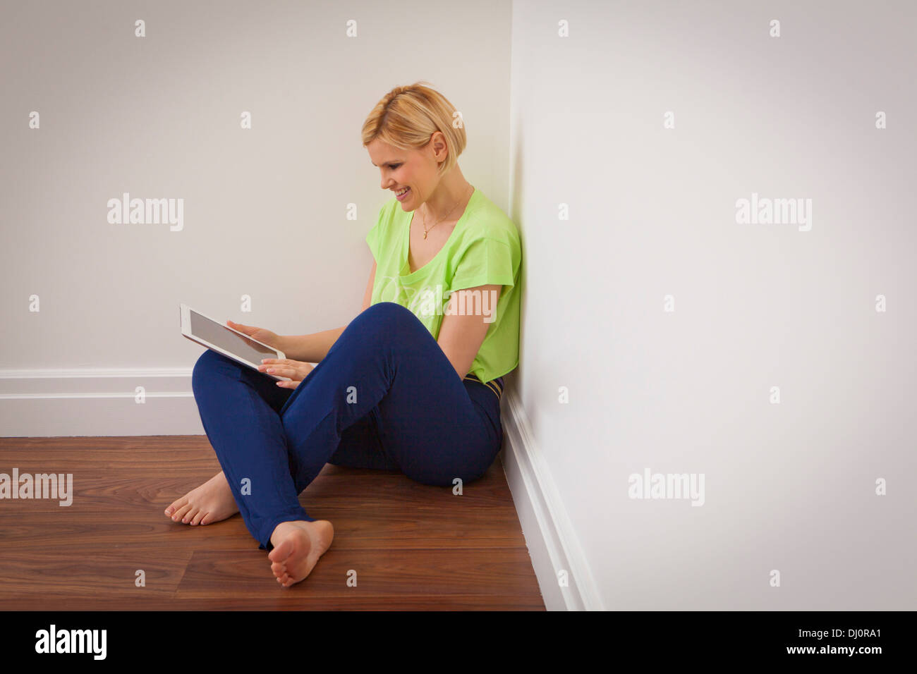 People sitting in room hi-res stock photography and images - Alamy