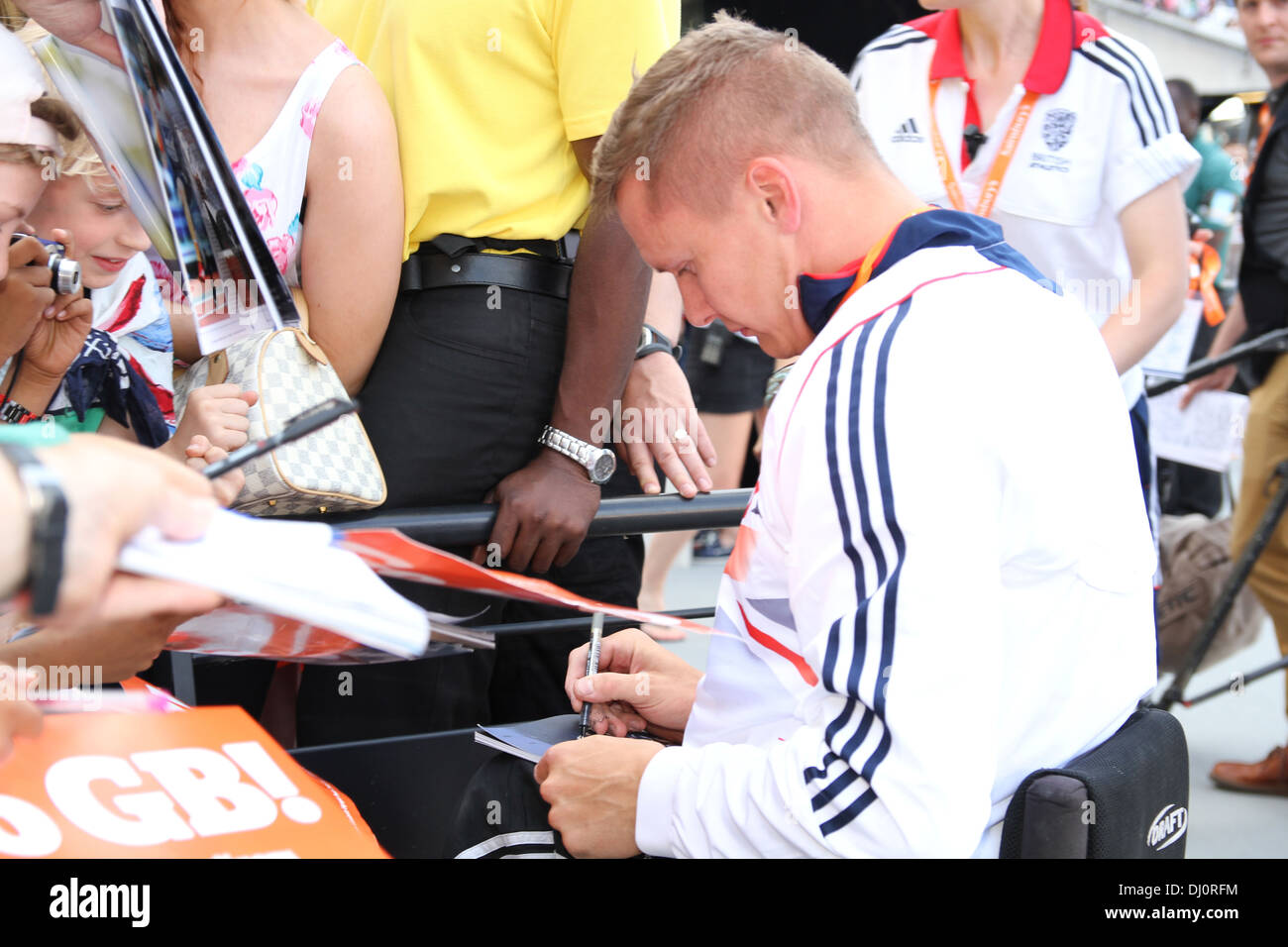 The Paralympian David Weir signs autographs at the Anniversary games in ...
