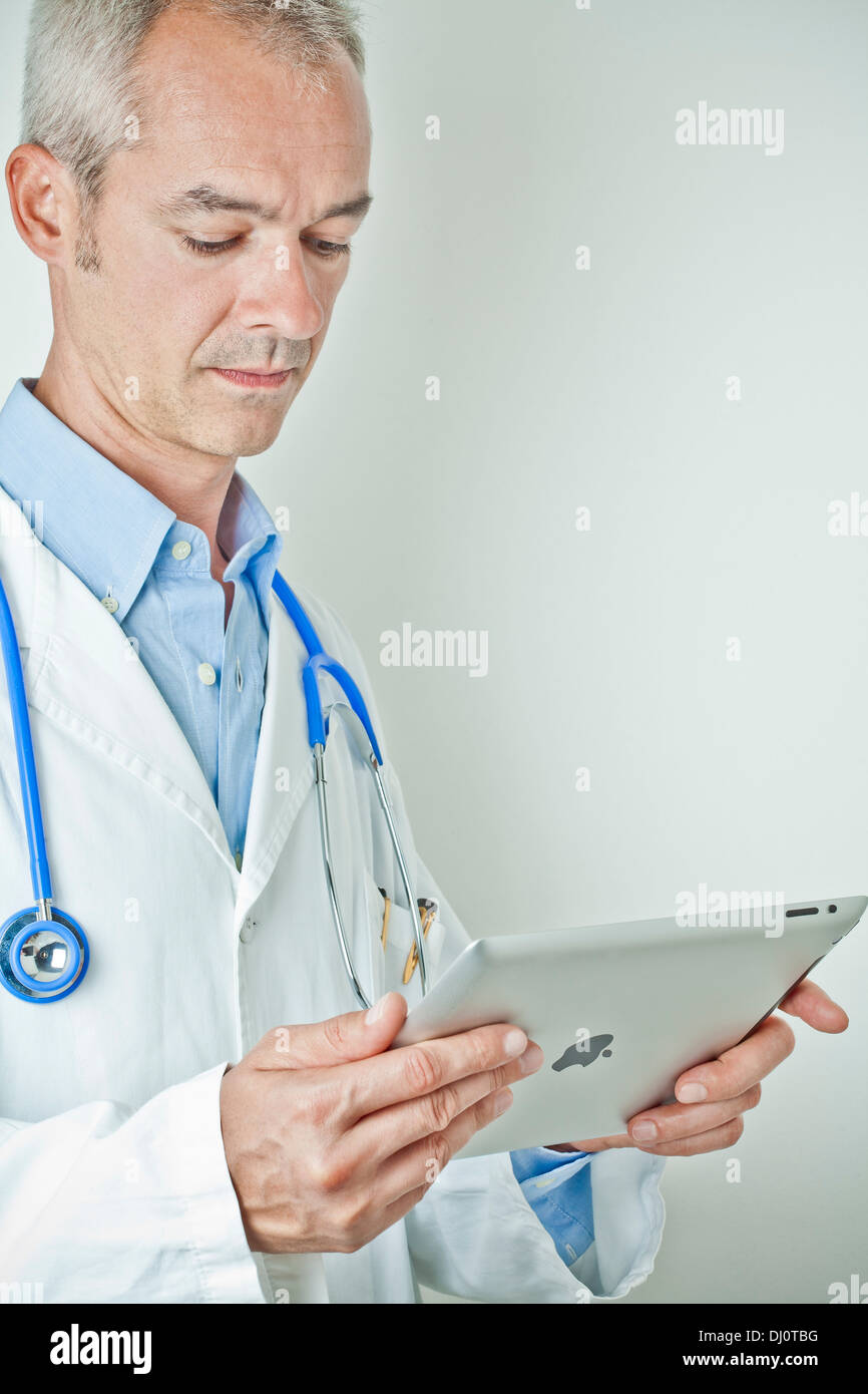 Doctor holding ipad hi-res stock photography and images - Alamy