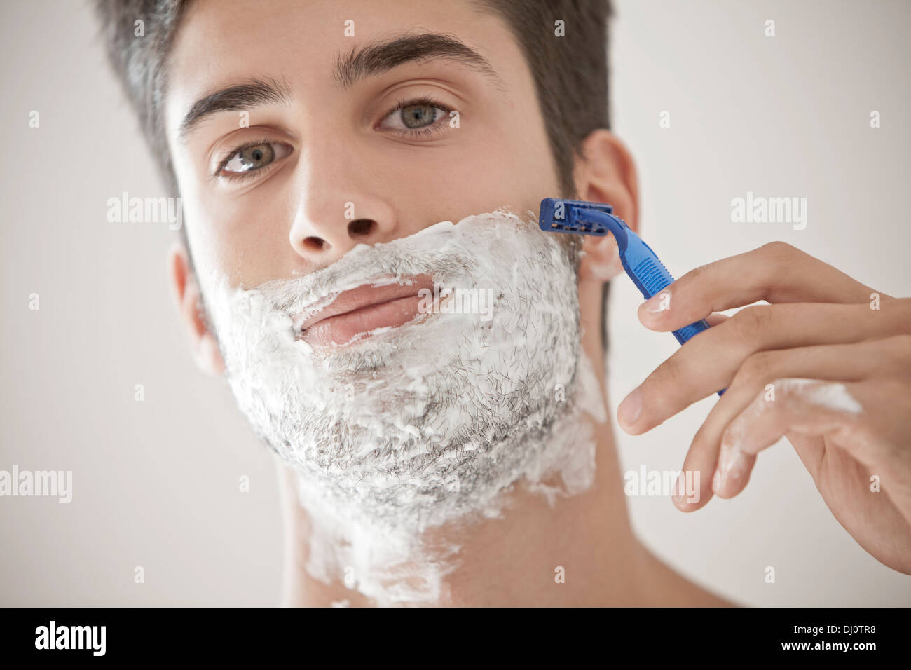 man shaving the beard Stock Photo - Alamy