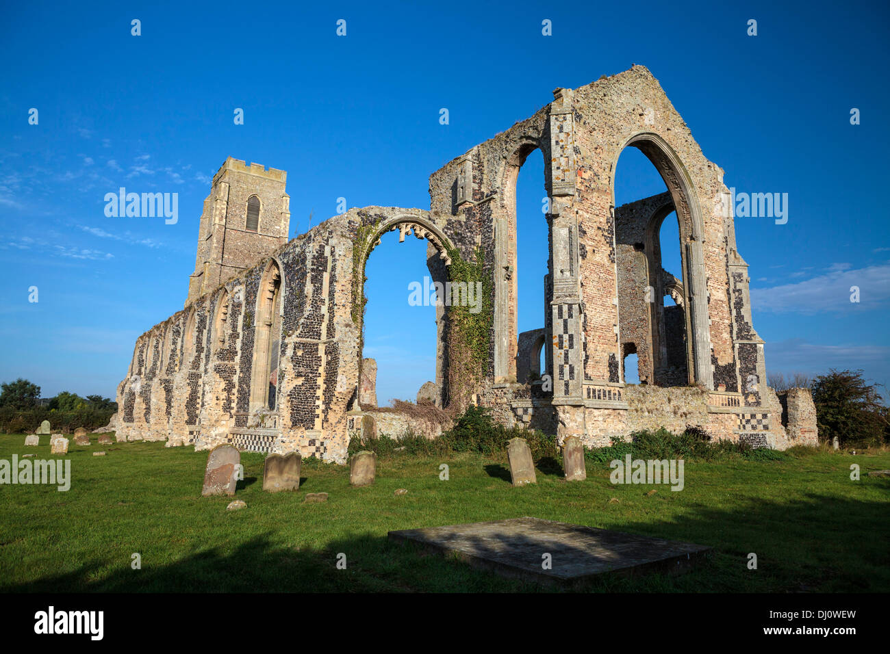 Crumbling church hi-res stock photography and images - Alamy