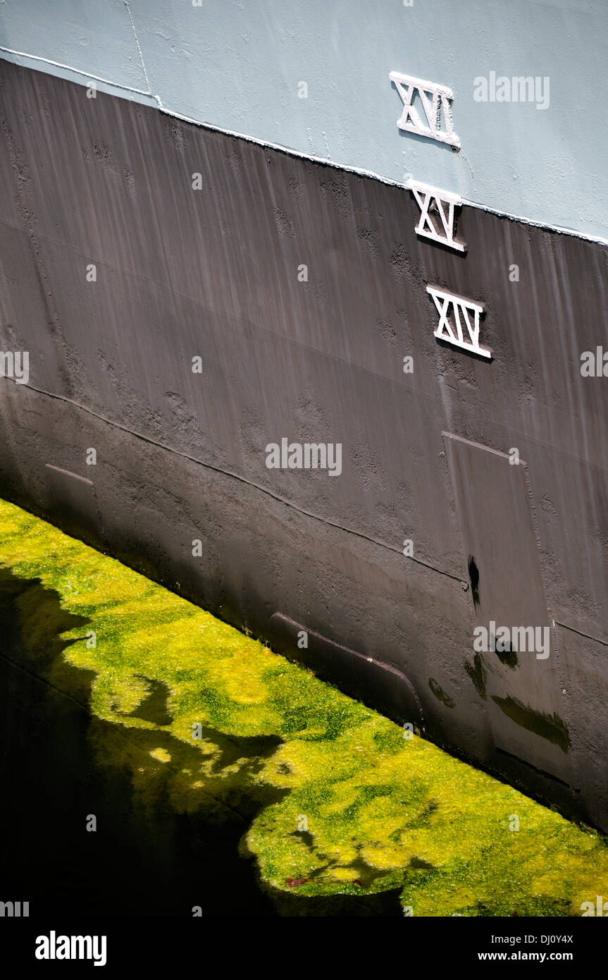 Draft mark ship hi-res stock photography and images - Alamy