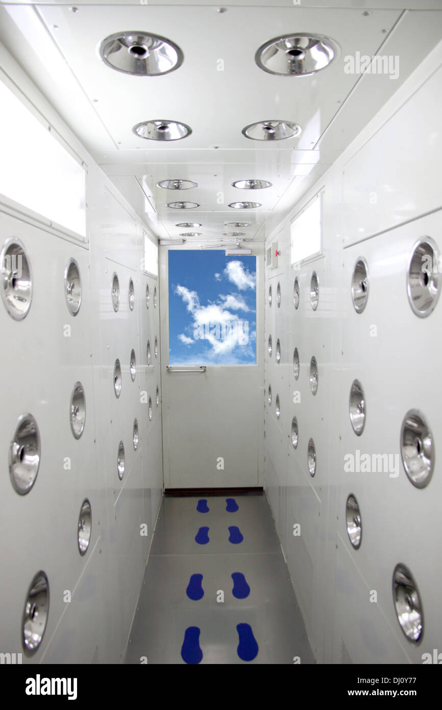 Clean room hi-res stock photography and images - Alamy