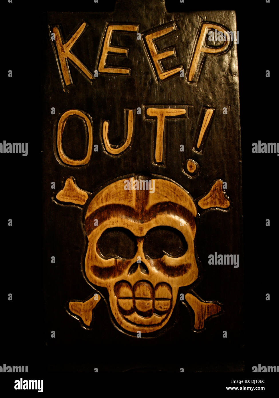 Skull and crossbones and sign hi-res stock photography and images - Alamy