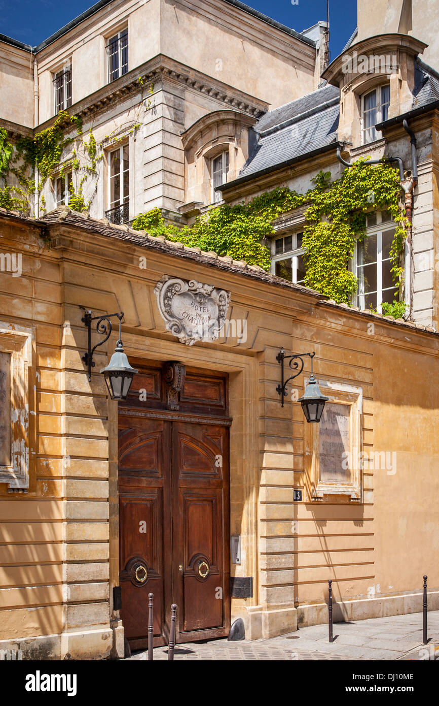Entrance to Hotel de Chatillon (b. 15th century) in the Marais, Paris ...