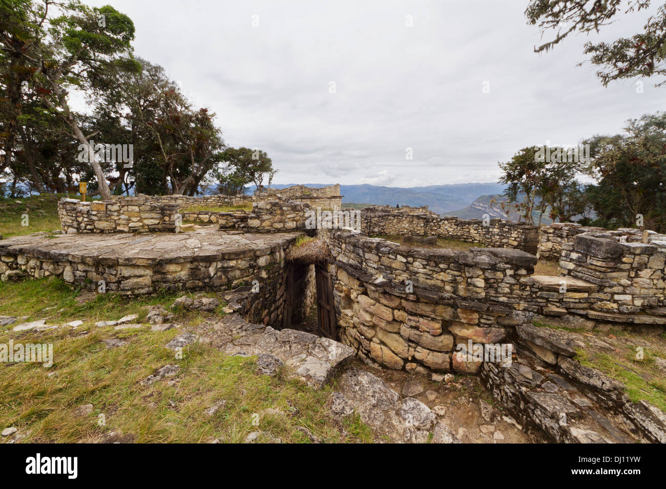 Circular buildings and funnel-shaped defensive entrance to Kuelap ...