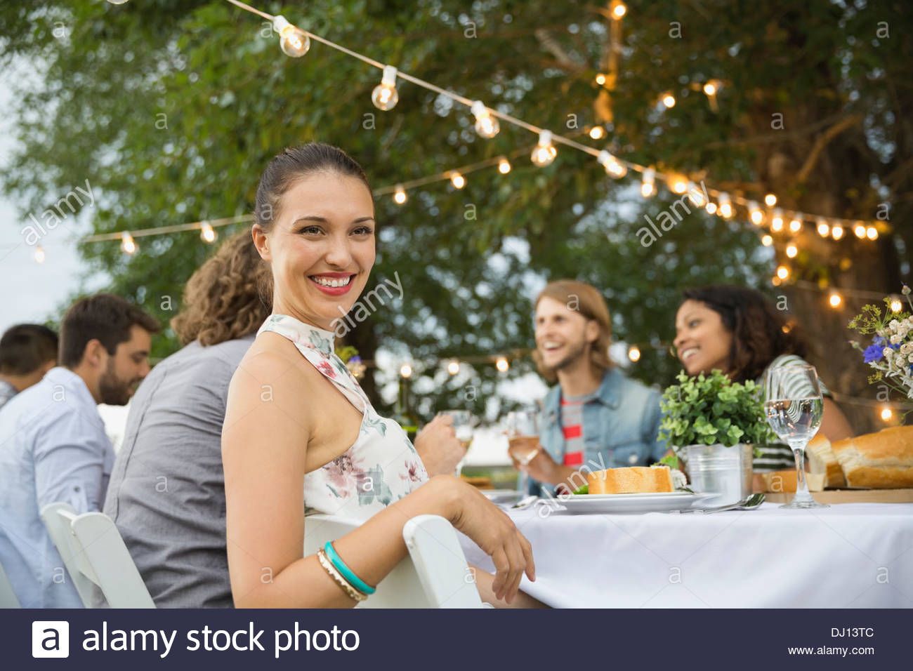 Friends outdoor hi-res stock photography and images - Alamy