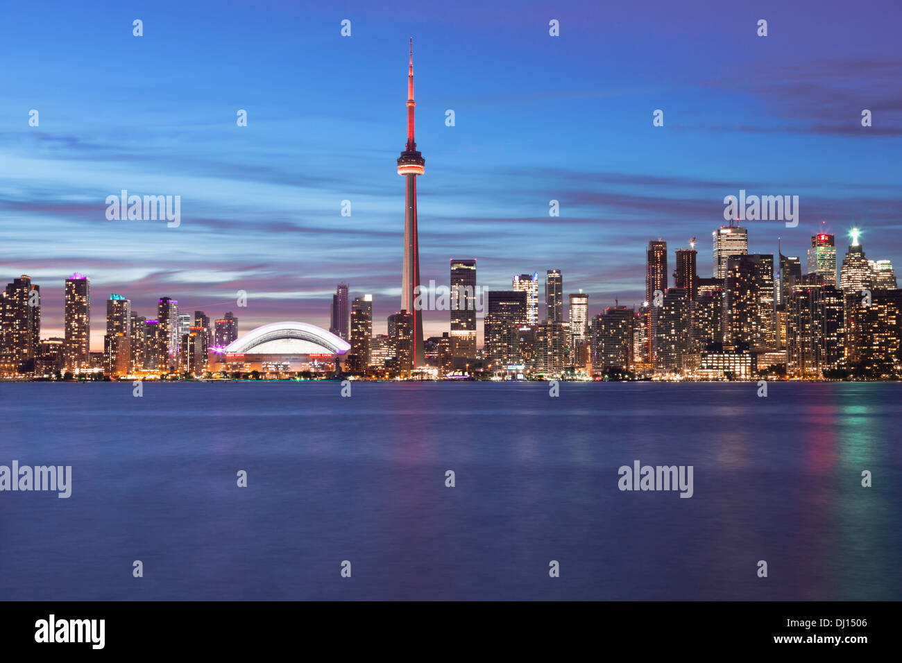 Lights toronto buildings night time hi-res stock photography and images ...