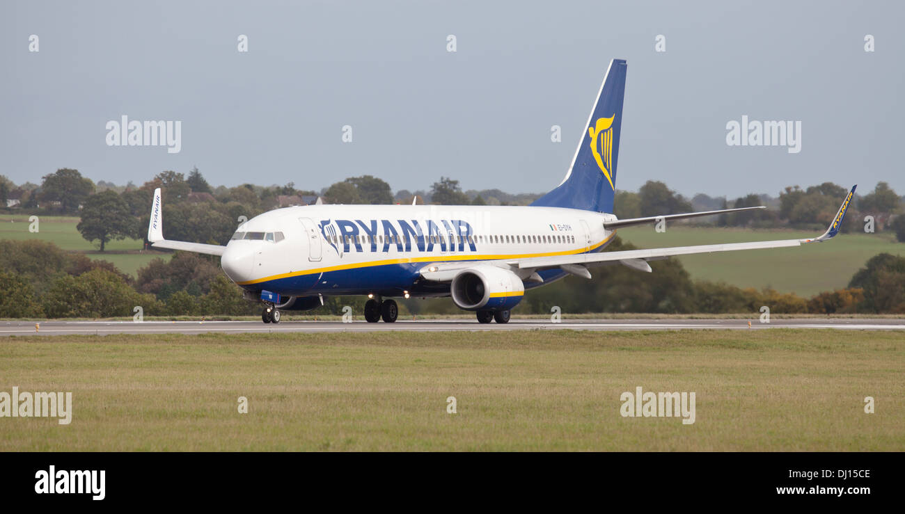 Ryanair Boeing 737 EI-DYH departing London-Luton Airport LTN Stock ...