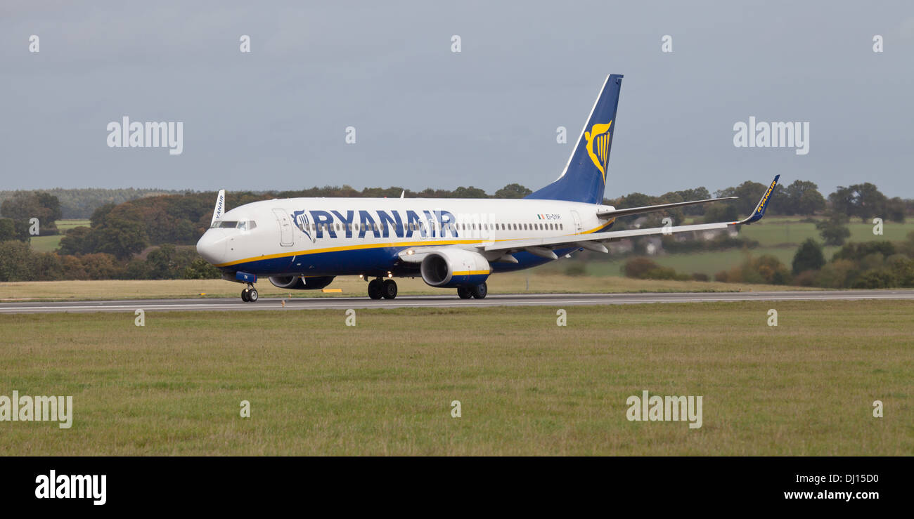 Ryanair ei dyh departing london luton airport hi-res stock photography ...
