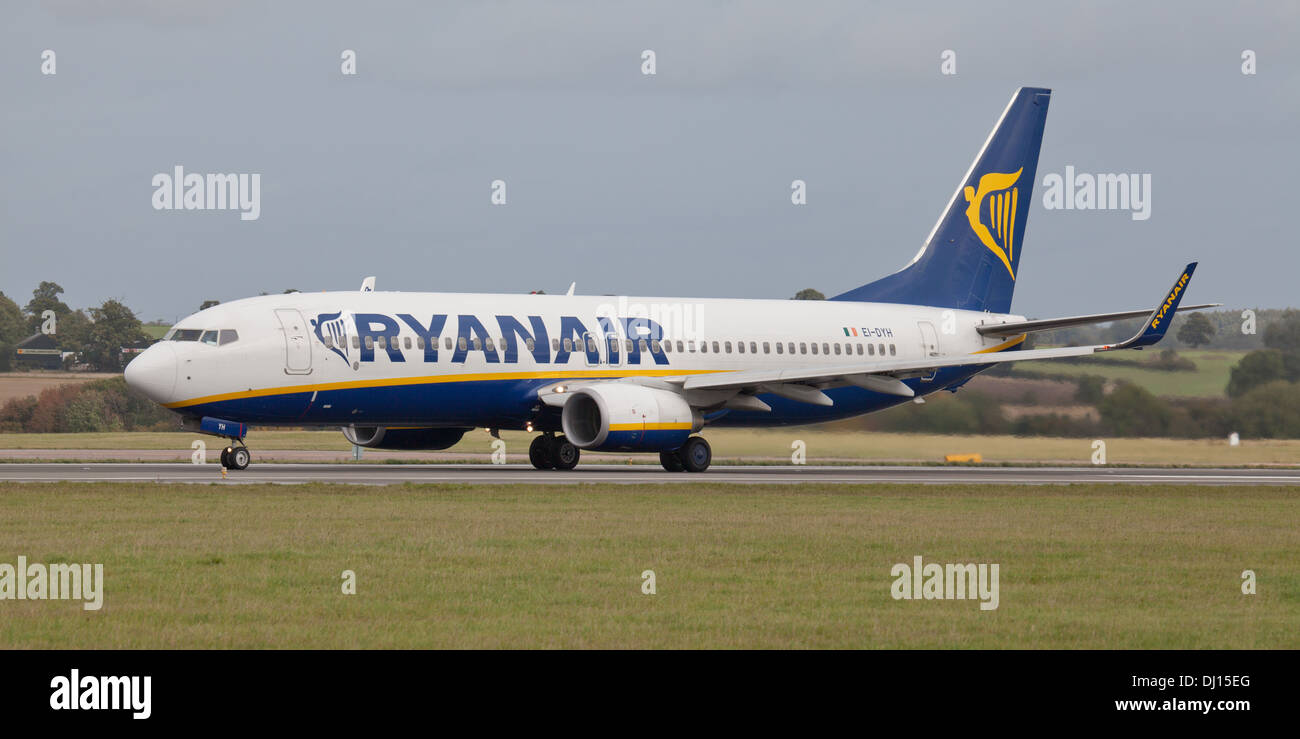 Ryanair Boeing 737 EI-DYH departing London-Luton Airport LTN Stock ...