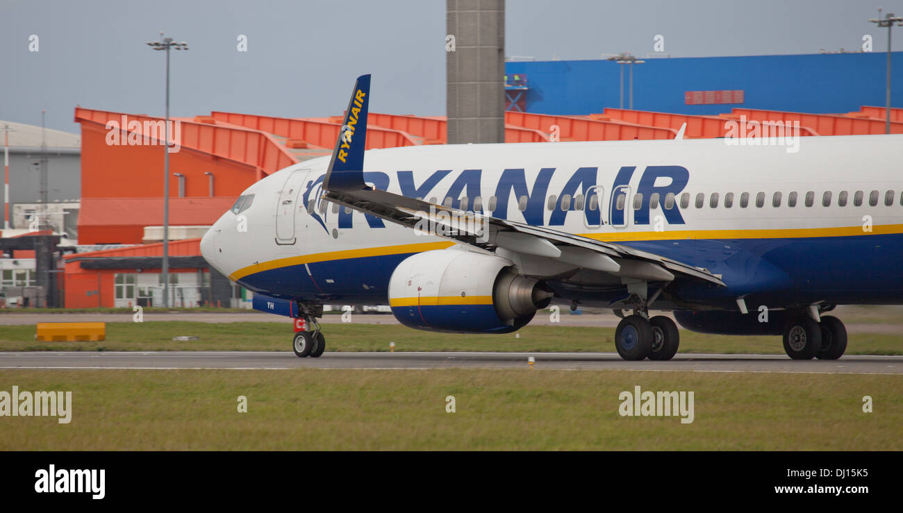 Ryanair ei dyh departing london luton airport hi-res stock photography ...
