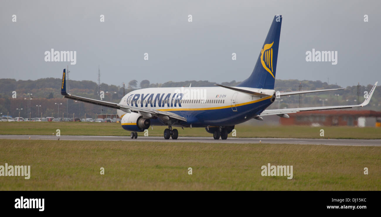 Ryanair Boeing 737 EI-DYH departing London-Luton Airport LTN Stock ...