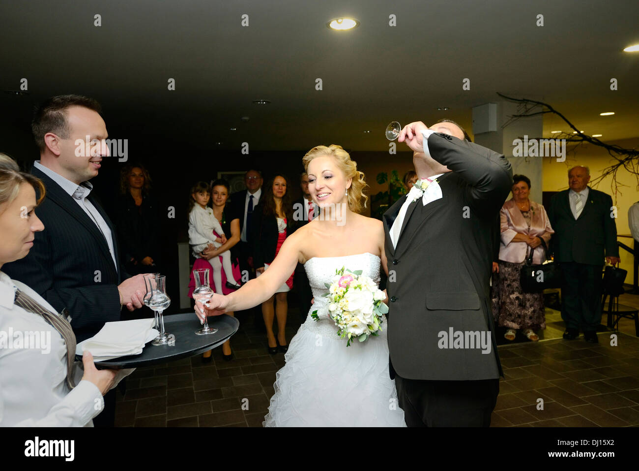 Drink reception crowd hi-res stock photography and images - Alamy