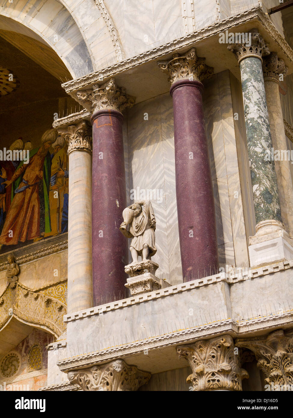 Glass statue murano venice italy hi-res stock photography and images ...