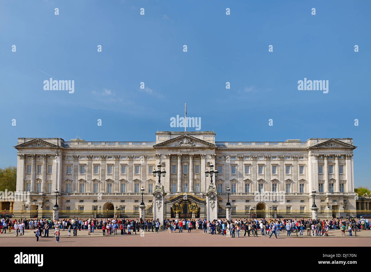Buckingham palace exterior hi-res stock photography and images - Alamy