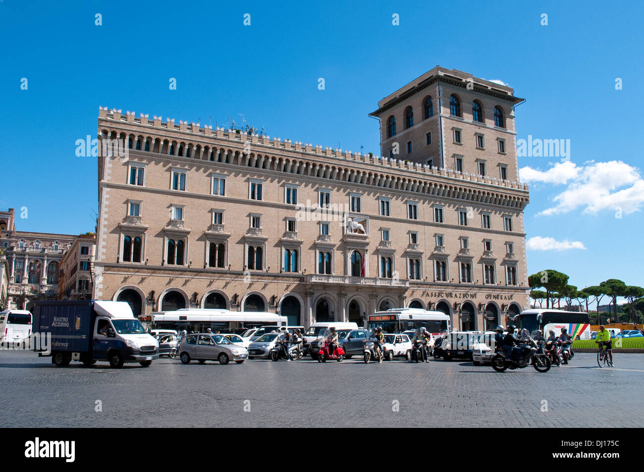 Palazzo venezia rome italy hi-res stock photography and images - Alamy