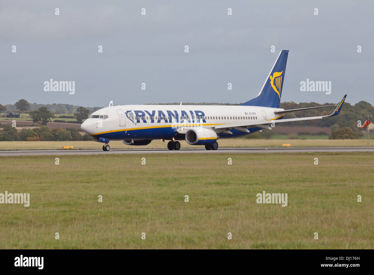 Ryanair Boeing 737 EI-DYH departing London-Luton Airport LTN Stock ...