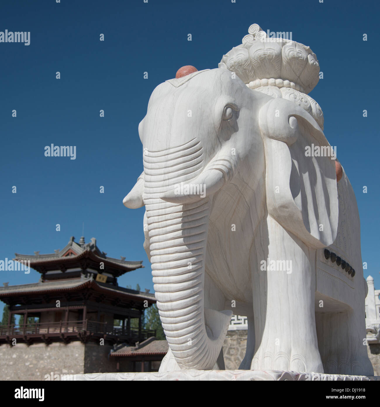 White elephant statue hi-res stock photography and images - Alamy