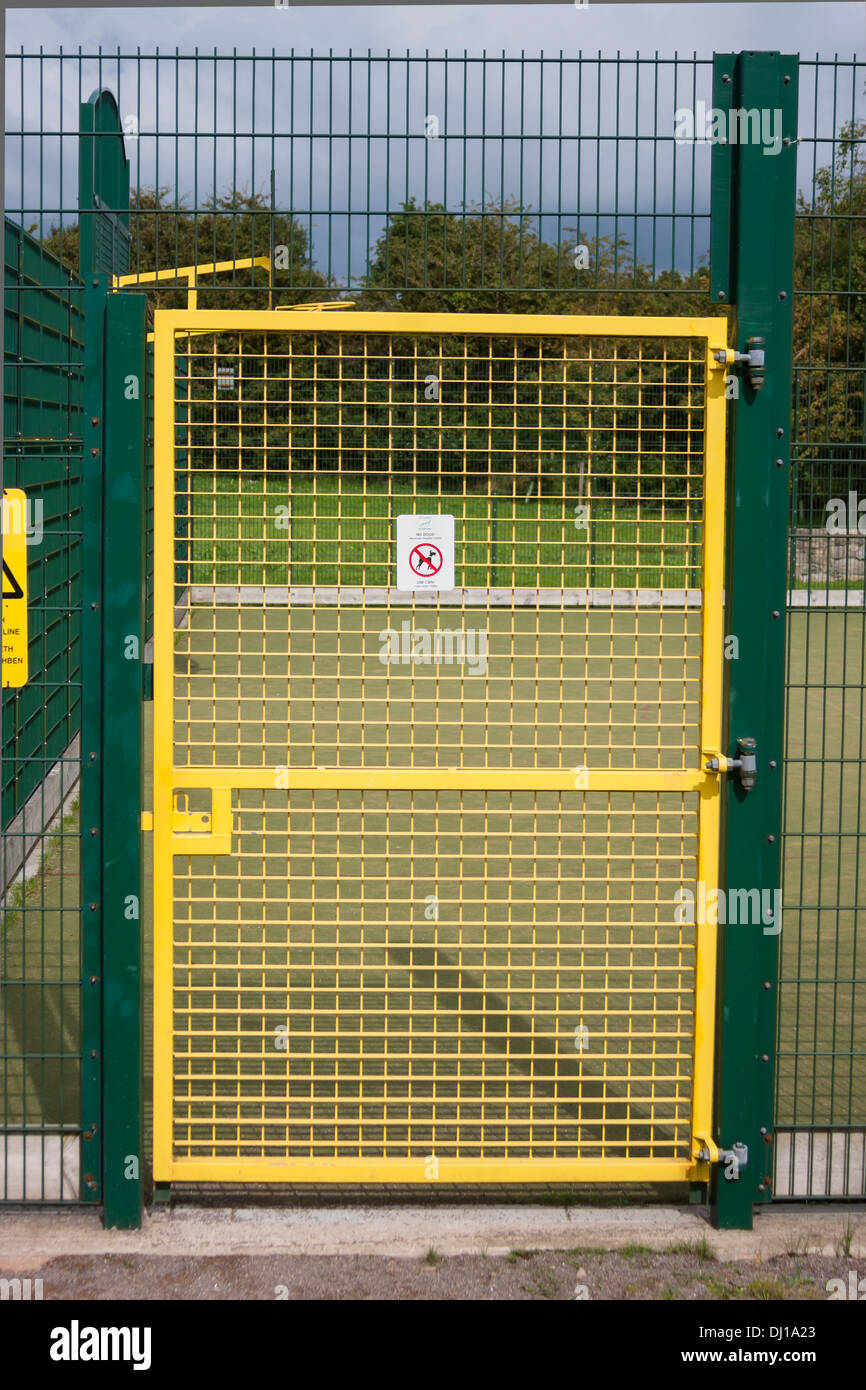 School gate sign hi-res stock photography and images - Alamy