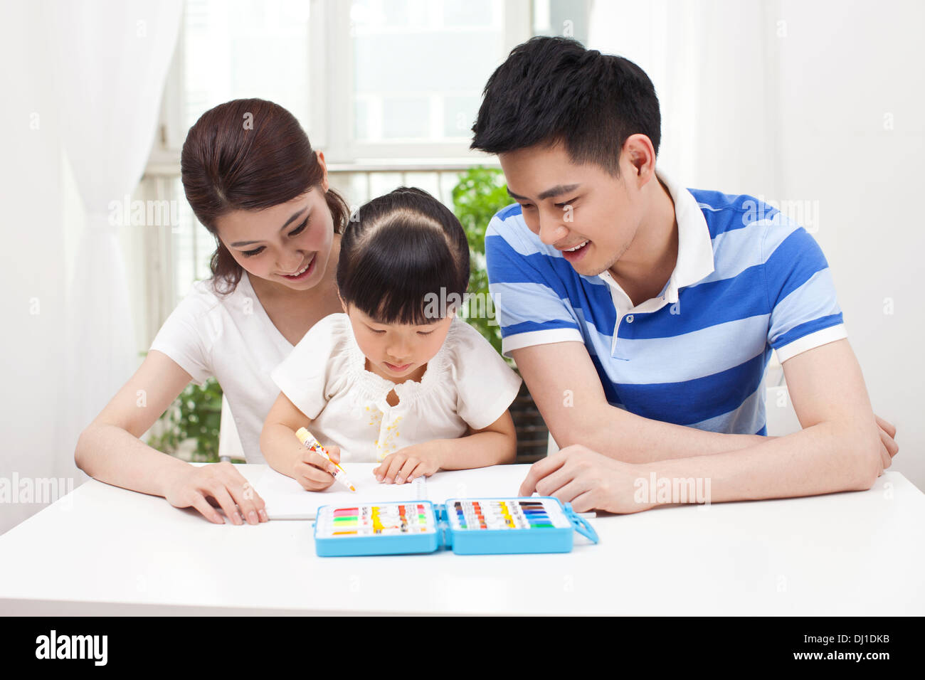 Family surrounding table hi-res stock photography and images - Alamy
