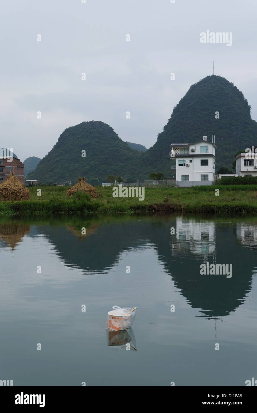Rubbish trash garbage river hi-res stock photography and images - Alamy