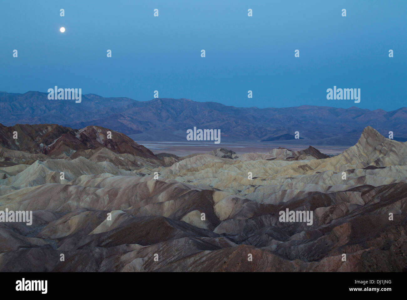Full moon at dawn over the Panamint Range and the Death Valley. Seen ...