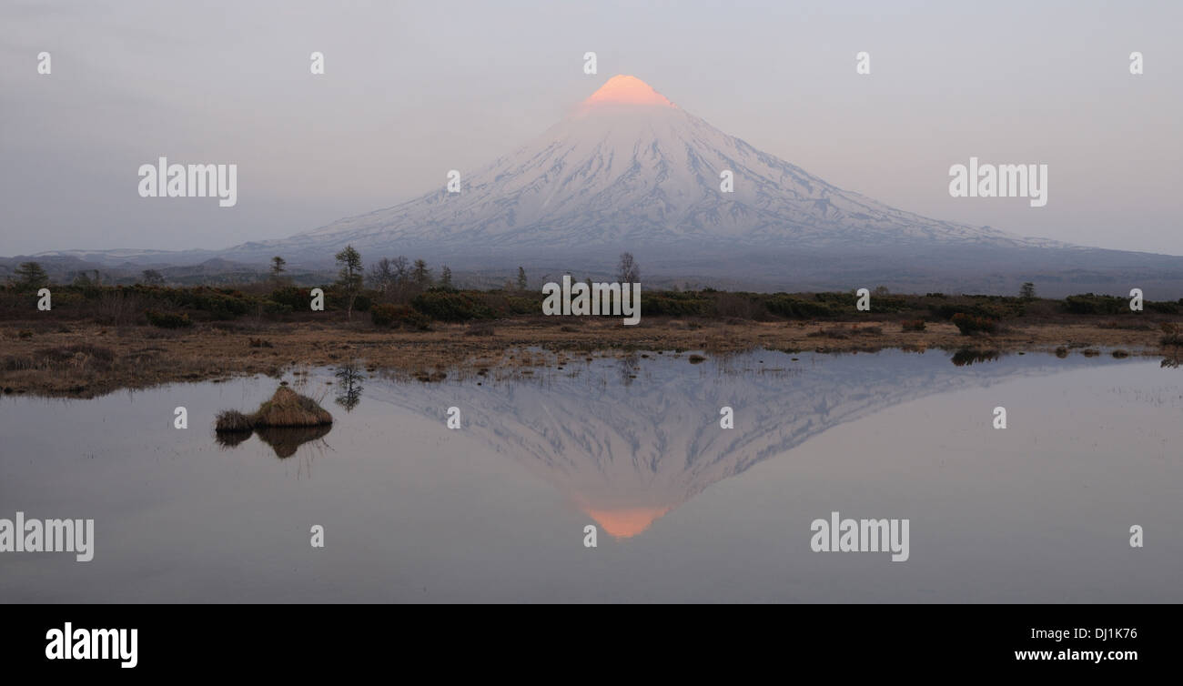 Kronotskaya Volcano at sunset. Kronotsky Zapovednik, Kamtchatka, Russia ...