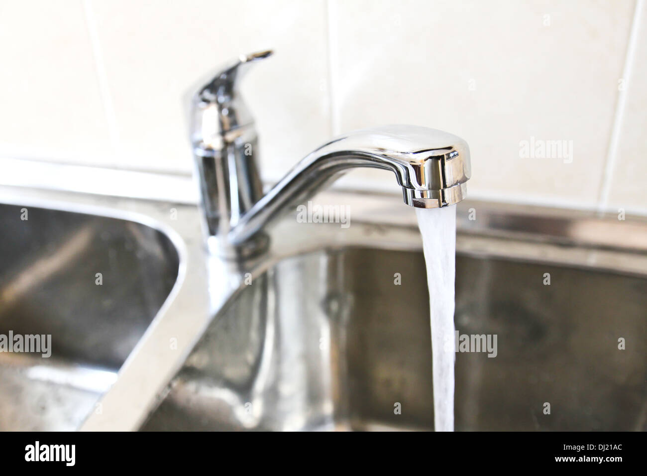 Silver faucet hi-res stock photography and images - Alamy