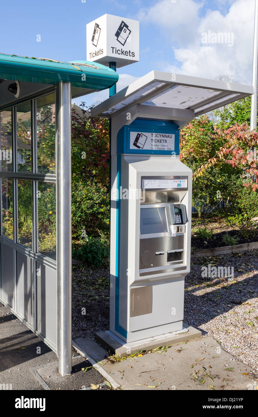 Platform ticket machine hi-res stock photography and images - Alamy