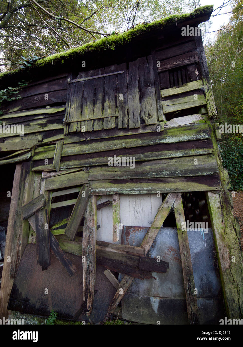 Ramshackle farm building uk hi-res stock photography and images - Alamy