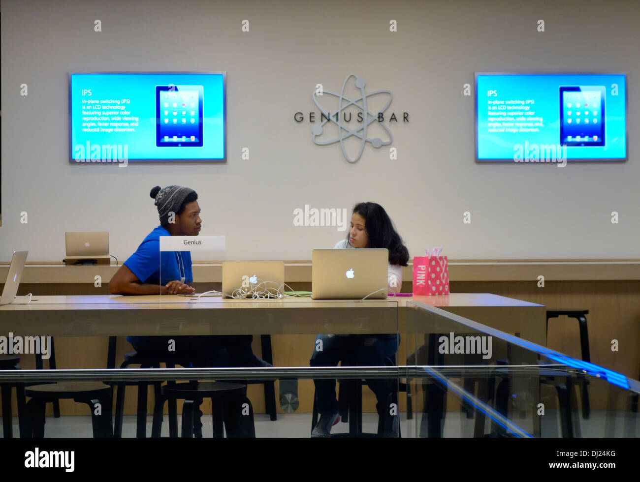 Apple store in Soho New York City Stock Photo - Alamy