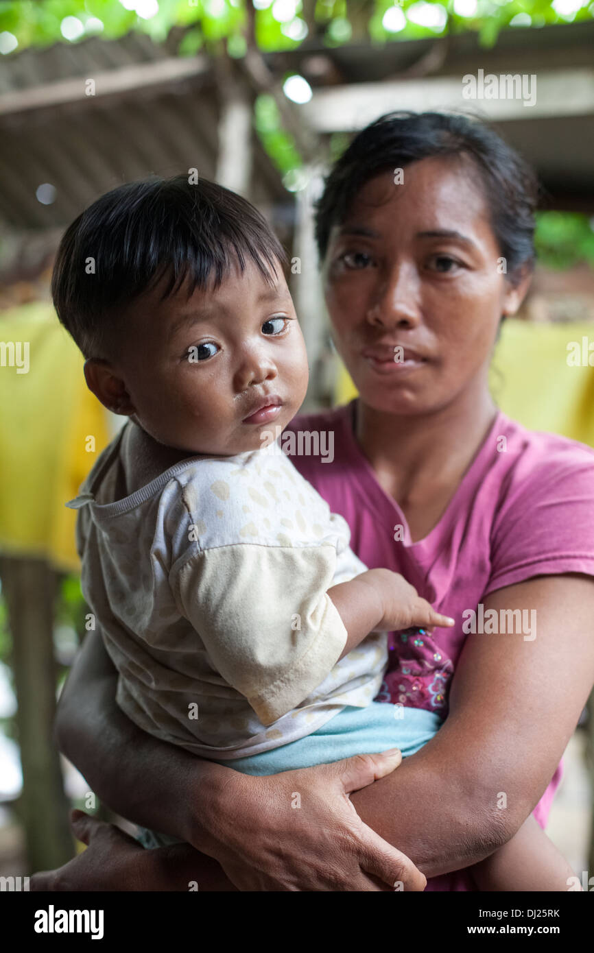 Mother child poor bali poverty hi-res stock photography and images - Alamy