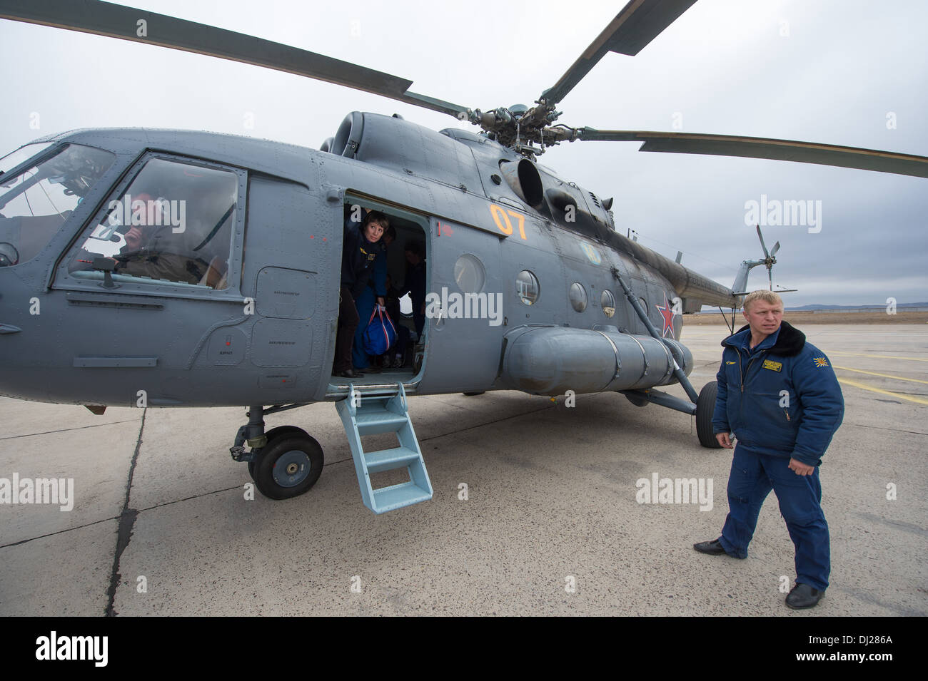 The Expedition 37 crew, including NASA astronaut, lands in Kazakhstan ...