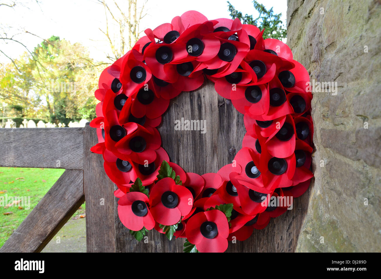 Remembrance day red poppies wreath hi-res stock photography and images ...