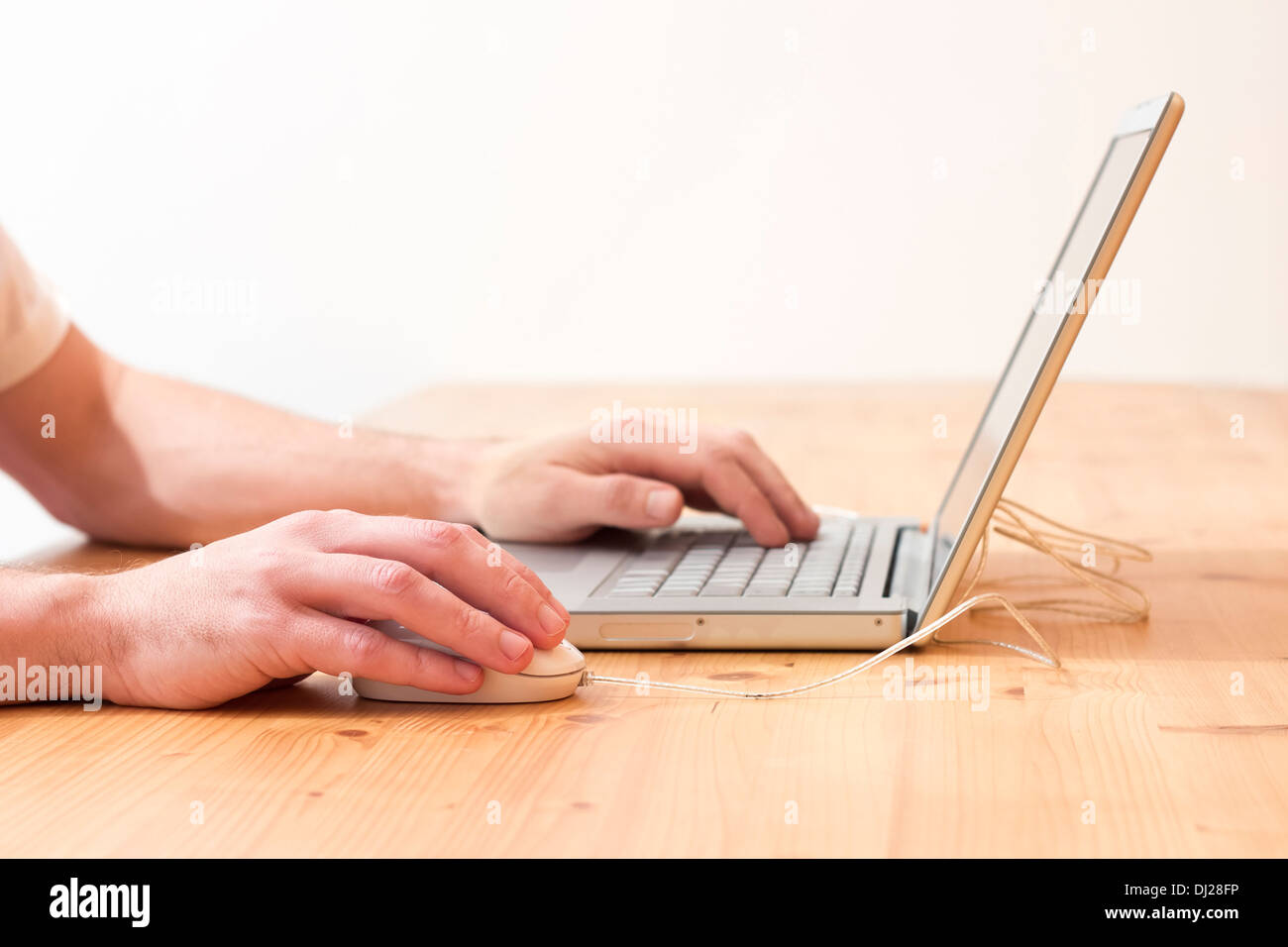 Hand clicking mouse hi-res stock photography and images - Alamy