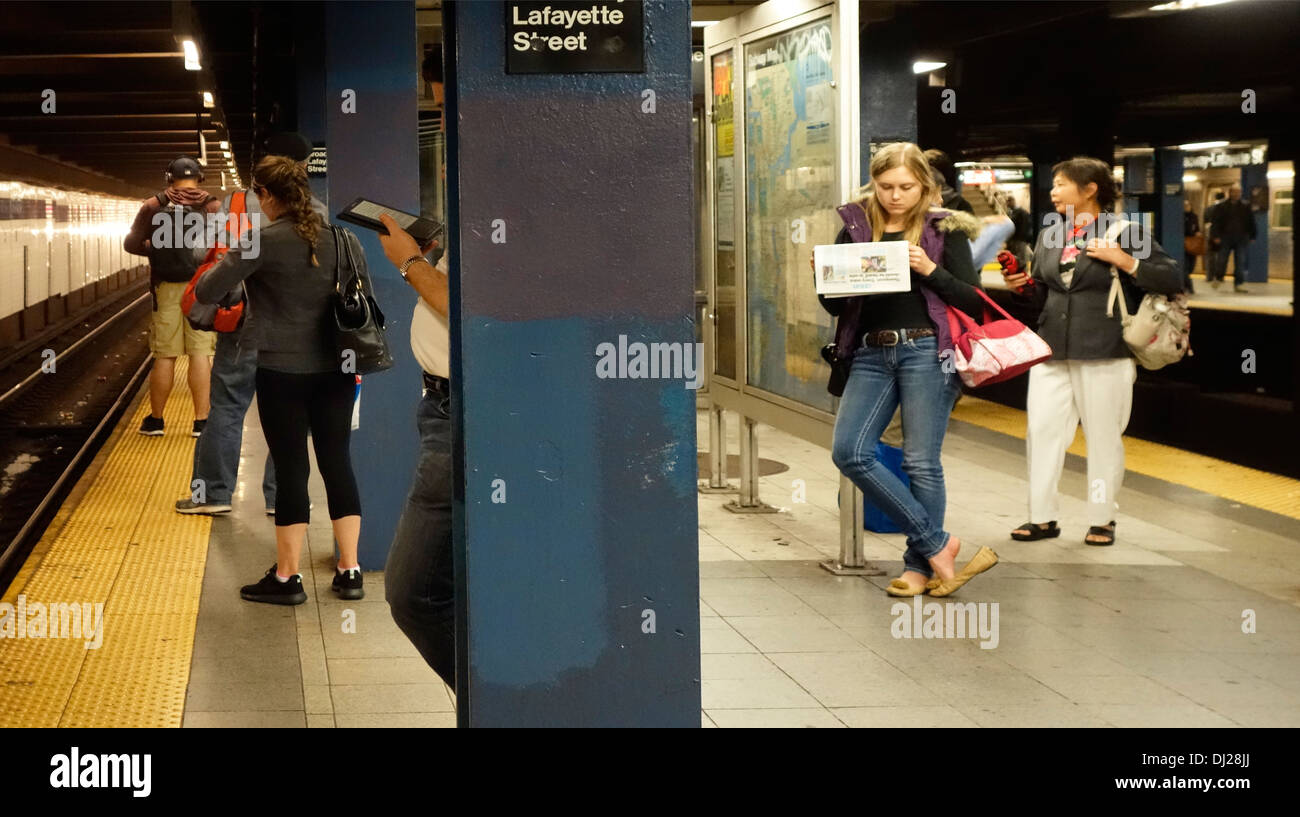 New york train platform hi-res stock photography and images - Alamy