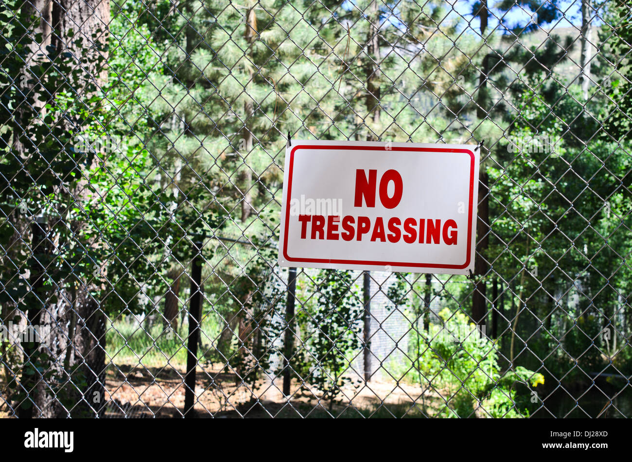 Fence no trespassing sign hi-res stock photography and images - Alamy