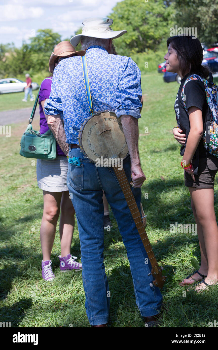 Pete Seeger at the Solar Expo Jam folk festival, Vernon, NJ, USA Stock ...